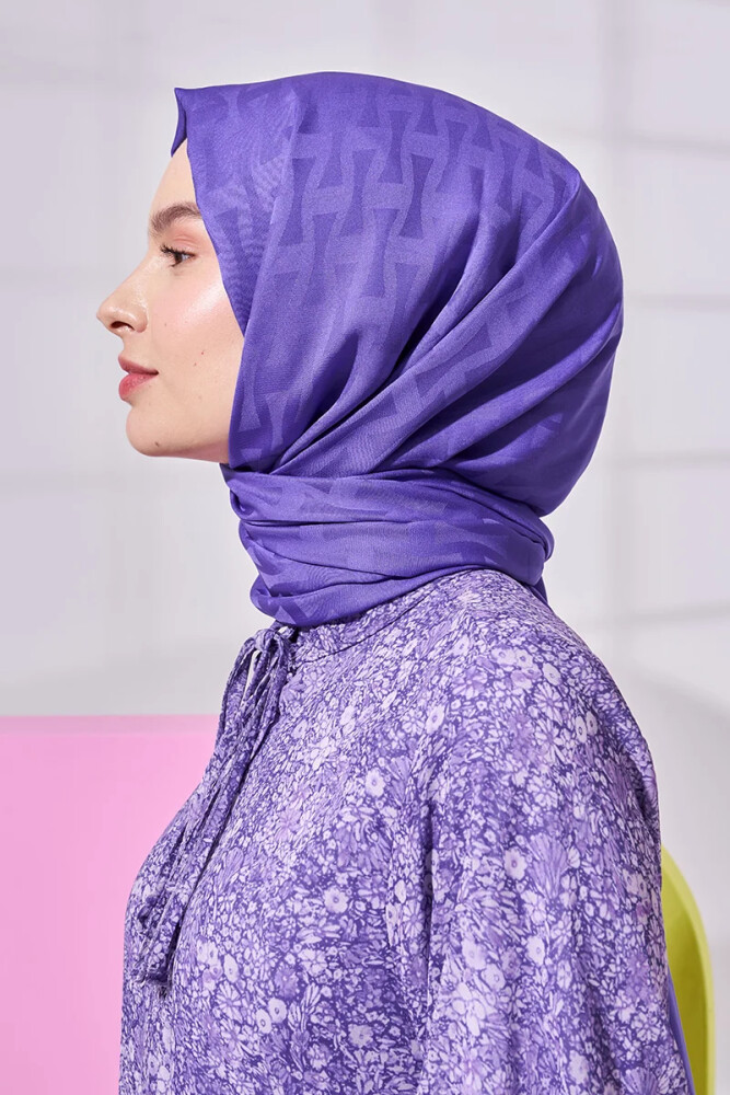 Silky Jacquard Lara Hijab Vectorial Pattern